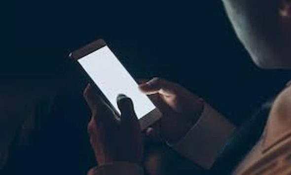 Blue Light From Smartphones, Laptop Screens Make You Grow Older Faster ...